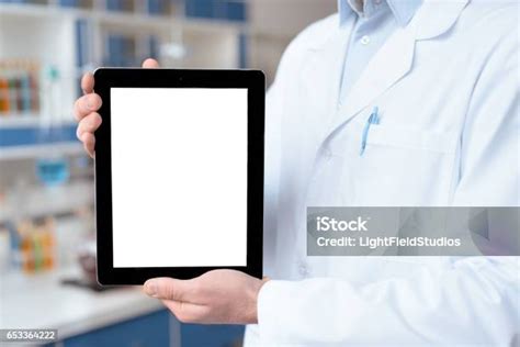 실험실 외 투 표시 디지털 태블릿 빈 화면에서에서 의사의 근접 부분 보기 Stem 주제에 대한 스톡 사진 및 기타 이미지