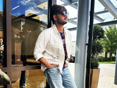 लवकरच करणार रंगभूमीवर पदार्पण News In Marathi