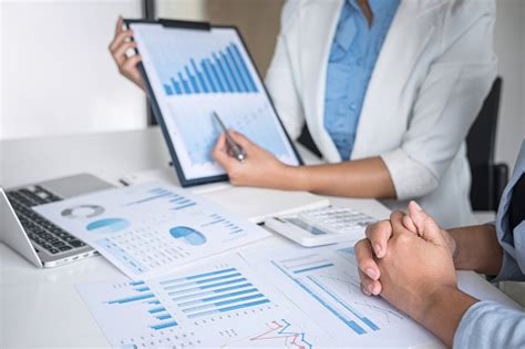 비즈니스 우먼 팀 브레인스토밍 컨퍼런스 기획 투자 프로젝트 작업 및 파트너 재무 및 회계 개념과의 비즈니스 만들기 전략 계획에 대한 스톡 사진 및 기타 이미지 Istock