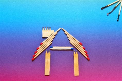 화재 보험 성냥으로 만든 집 컬러 종이 배경에 일치로 만든 추상적 인 집 화재 경보 및 보안 시스템의 중요성을 가진 가정 보호 보험의 개념 0명에 대한 스톡 사진 및 기타