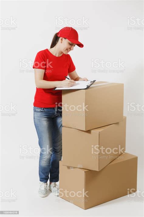 빨간 모자에 배달 여자의 전체 길이 T셔츠는 흰색 배경에 고립 여성 택배 종이 문서 빈 골 판지 상자에 빈 빈 시트와 클립보드를 들고 수신 패키지입니다 가냘픈에 대한 스톡