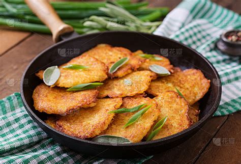用煎锅煎土豆煎饼