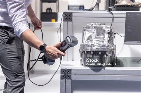 자동차 산업에서 차량 부품의 3d 품질 관리 및 검사 스캐닝 3d 스캔에 대한 스톡 사진 및 기타 이미지 3d 스캔 계측학 산업 Istock