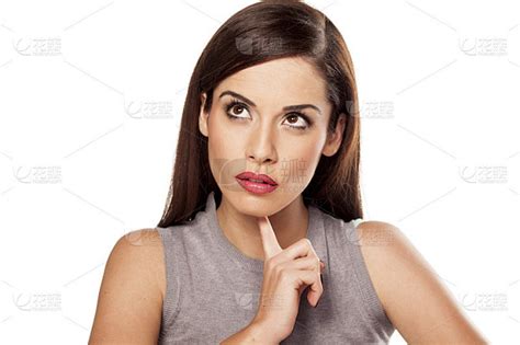 积极沉思的女孩抚摸着她的下巴