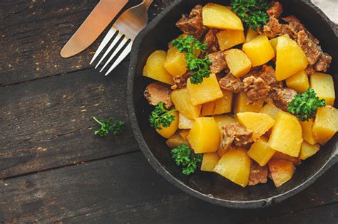 굴 래 쉬 고기와 감자를 삶아 메인 코스 조 림 음식 배경입니다 맨 위로 감자 요리에 대한 스톡 사진 및 기타 이미지 감자 요리 건강한 식생활 고기 Istock