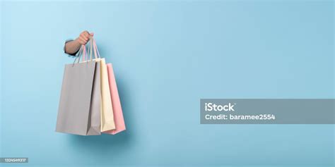 파란색 배너 배경에 종이 쇼핑백을 들고 있는 여성 할인 및 판매 개념 파노라마 이미지 가방에 대한 스톡 사진 및 기타 이미지 가방 개념 고객 Istock