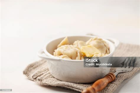 집에서 만든 러시아 만두 펠메니는 테이블에 그릇에 버터와 고기 다진 박제 펠메니 고기에 대한 스톡 사진 및 기타 이미지 고기 국가 관광명소 그릇 Istock