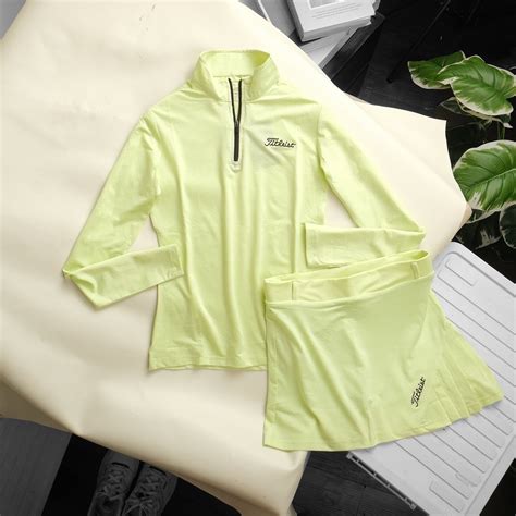 ชุดออกกำลังกายผู้หญิง เสื้อแขนยาว กระโปรงมีซับในขาสั้น Outfit By Sp Thaipick