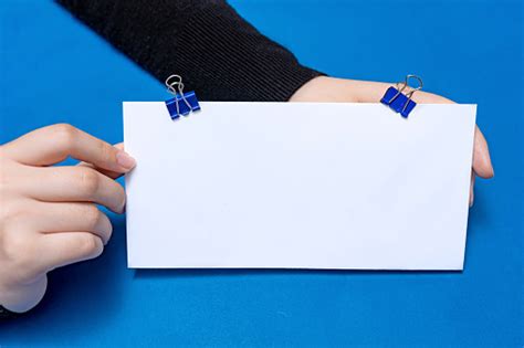 새로운 메세지 업데이트 아이디어를 작성하는 빈 메모를 들고 여자 손 레이디 팜 표시 봉투 접이식 전송 편지 게시물 주소 광고에 대한 스톡 사진 및 기타 이미지 Istock