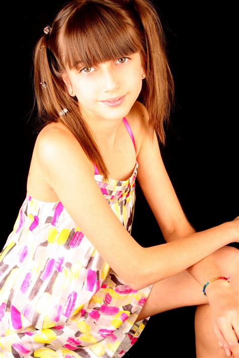Angelina Teen Model PEQUENO GÉNIO ESCADA