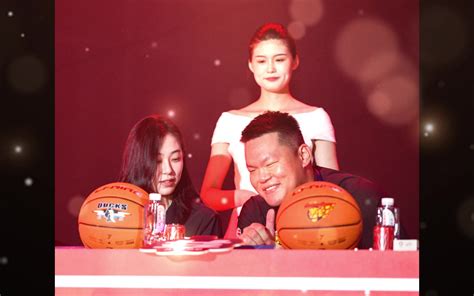 难怪这么开心朱芳雨朱总在选秀大会上被美女环绕 直播吧