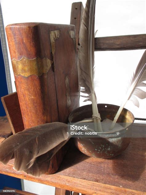 벼룩 시장 빈 다락방 나무 상자를 작성 하는 기러기의 깃털 거라지 세일에 대한 스톡 사진 및 기타 이미지 거라지 세일 고풍스런 골동품 Istock