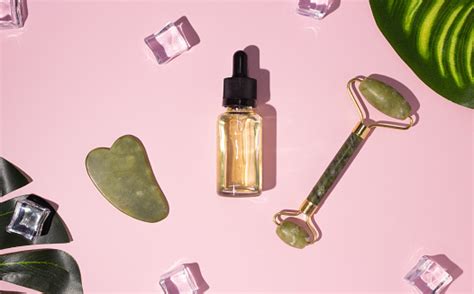 비취 구아 샤 스크레이퍼 롤러 페이셜 마사지기 몬스터 잎을 곁들인 화장품 오일 자기 관리의 개념 페이셜 케어 폐기물이 없습니다 집에서 리프팅 및 토닝 트리트먼트 0명에 대한