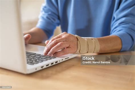 건염 및 손목 터널 증후군 증상이 있는 재택 근무자의 컴퓨터 타이핑에서 손 통증 클로즈업 원격 작업 중 반복적인 긴장 장애를 보여줍니다 Work Accident에 대한 스톡