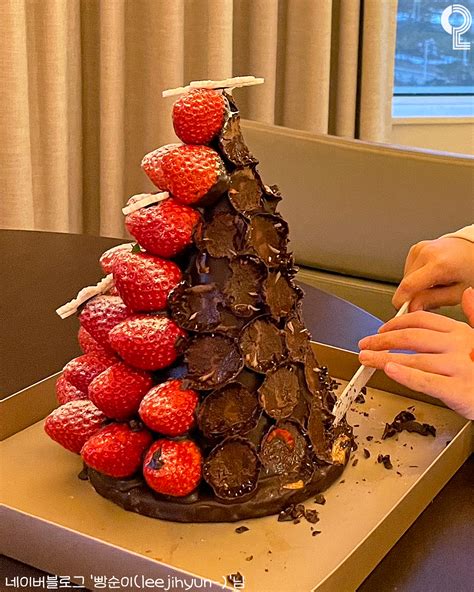인천에서 뭐 하지 인천맛집 인천카페 인천술집 인천가볼만한곳 📍파라다이스시티 딸기트리 크리스마스케이크 커다란 딸기 와르륵 쏟아져 내린 역대급 이색케이크🍓 아니