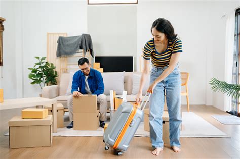 행복 한 아시아 젊은 매력적인 커플 남자와 여자가 새 집으로 이사하는 큰 상자 커플을위한 새 아파트 새 집 이사하는 집 25 29세에 대한 스톡 사진 및 기타 이미지