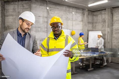 건축가와 구조 엔지니어가 건설 현장에서 건물 계획이나 청사진을 보고 있다 Teamwork Makes The Dream Work에 대한 스톡 사진 및 기타 이미지