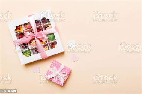발렌타인 데이 구성 달콤한 사탕 활과 빨간색 펠트 하트가 있는 선물 상자 사진 템플릿 배경 복사 공간이 있는 상단 뷰 귀여운에