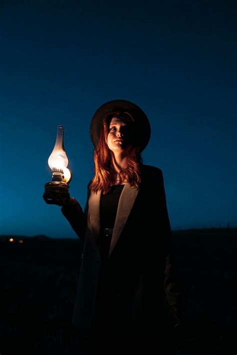 가벼운 겉옷 고독한 광원 그림자 기름 램프 느와르 드라마틱한 램프 램프 빛나다 모자 모자 패션 모험 무드 조명 미스터리 미스터리한 밤 밤하늘