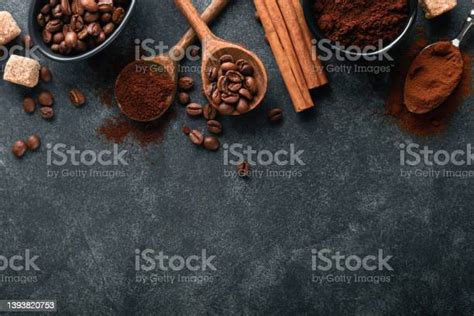 커피 원두 배경 짙은 검은 돌 배경에 다양한 종류의 커피 콩 및 계피 스틱이있는 볶은 커피 개념 상단 보기 커피 개념 모의 0명에 대한 스톡 사진 및 기타 이미지 Istock