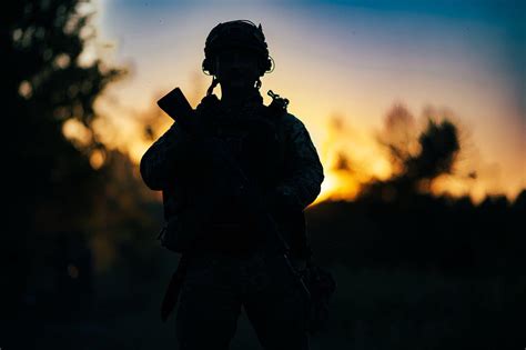 Коли останні проміні сонця ховаються за горизонт силуети солдатів таємничо зникають з фокусу