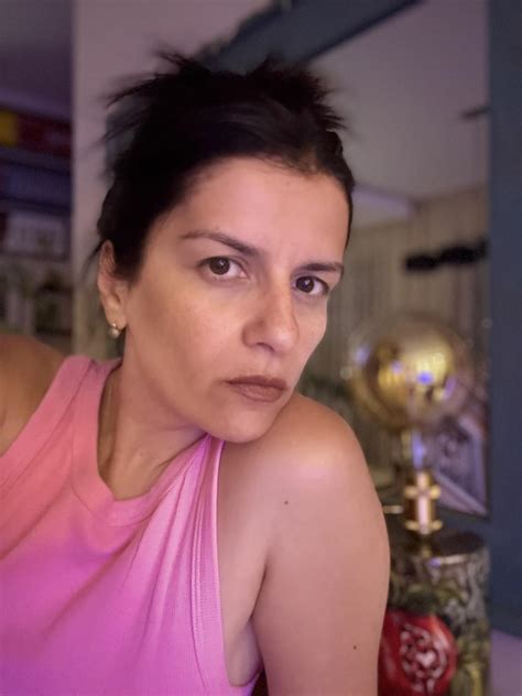 Nino არავინ იცის რატომ ვიყიდე ეს ვარდისფერი მაისური ამ ერთი თვის წინ ერთი იმიტომ რომ