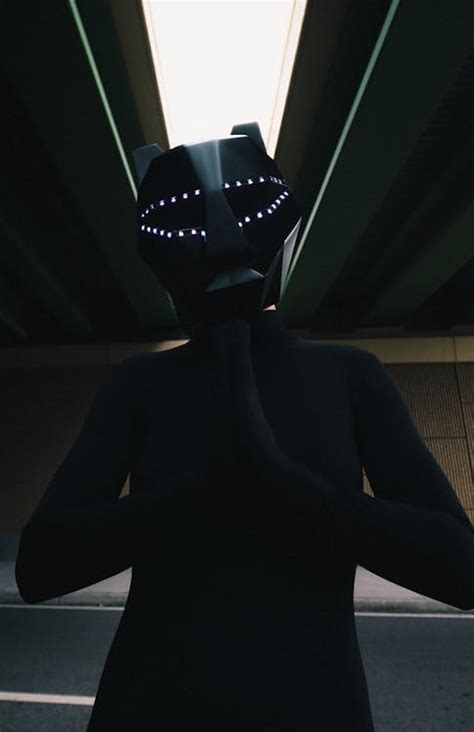 가벼운 예술 거리 사진 검은 의상 공연 그림자 극적인 조명 기술 기하학적 다리 아래 도시 탐사 도시의 디지털 아트 마스크 문자 미국 미래 지향적인