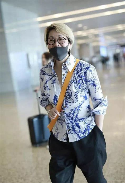 56岁毛阿敏近照曝光，嫁给富商后，生活富足儿女双全，幸福美满事业