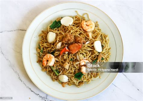 해산물 볶음면 기름 마늘 어묵 게 새우 닭고기 야채에 튀긴 국수에 생선 소스와 달콤한 간장을 얹은 Saucetop 전망 격리 0