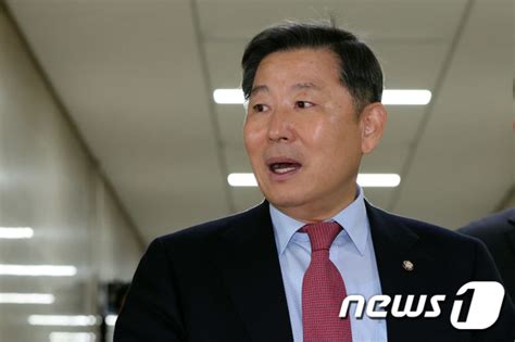 인재영입위 임명장 수여식 참석하는 이철규 위원장 뉴스1