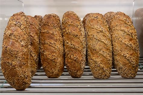 프랑스 제네빌리어스 03 11 2022 장인 제빵사 및 페이스트리 셰프 빵집에서 시리얼 빵의 세부 사항 0명에 대한 스톡 사진 및 기타 이미지 Istock