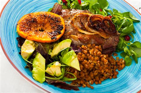 렌즈콩 아보카도 채소 그릴오렌지를 곁들인 구운 돼지고기 정강이 0명에 대한 스톡 사진 및 기타 이미지 0명 건강한 식생활 고기 Istock