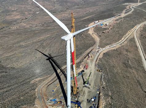 全球在建规模最大的风光储一体化混合能源电站首台风机吊装完成