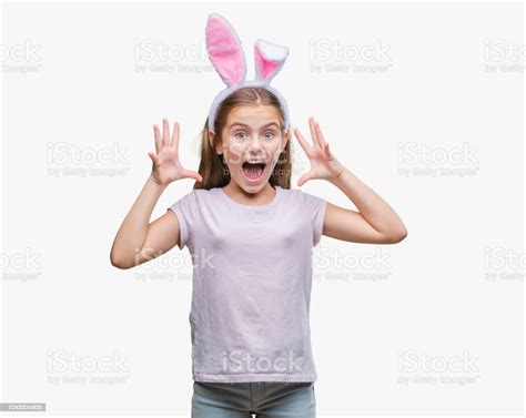 이상의 부활절 토끼 귀를 입고 아름 다운 소녀 배경 축 하 하는 미친 절연 및 무기 제기와 성공을 위한 놀라게 했 고 눈 흥분
