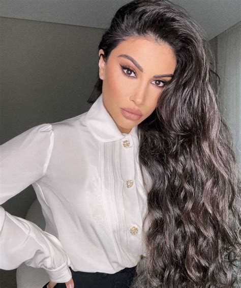 إليان خوند تستعدّ لبرنامج حواريّ ضخم في قناة جديدة Laha Magazine