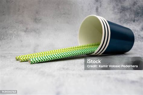 녹색 종이 빨대가있는 파란색 종이 컵 지속 가능한 파티 사람들의 일상에서 플라스틱의 교체 및 환경을지지하는 행동을위한 모임을 언급하십시오 0명에 대한 스톡 사진 및 기타