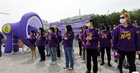 대통실 앞 대형 확성기 분노한 여성의 목소리를 들어라