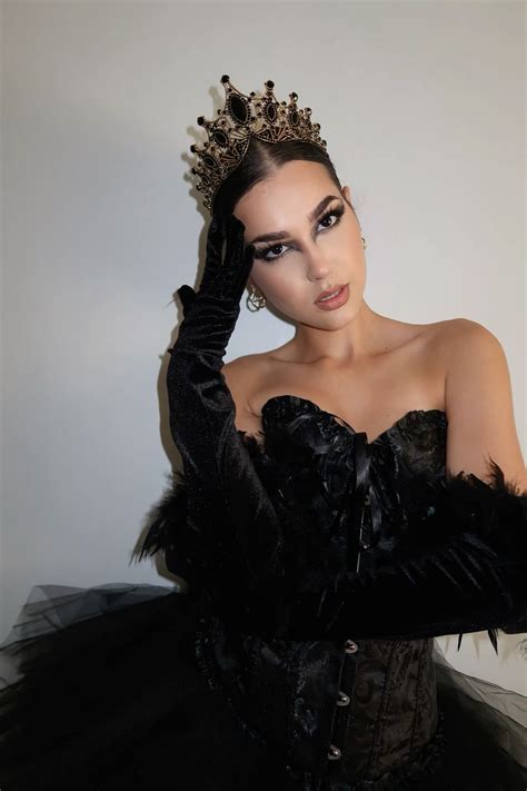 Pin De Stacy 🌈 En Random En 2024 Disfraces De Halloween Mujeres
