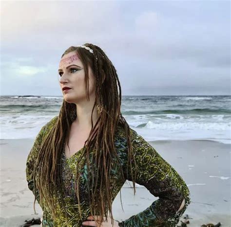 19 Sublime Thin Dreads To Flaunt Your Glamor