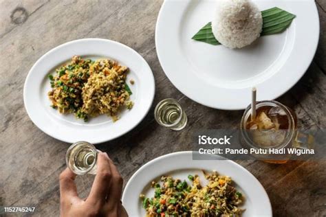 전통적인 발리 음식은 라와 라 라고 합니다 라는 야채 긴 콩 향신료를 섞은 다진 고기를 골고루 교 반 한다 밥과 아이스 티를 사용 하 여 먹는다 손으로 나무 테이블에 제공
