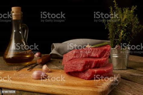 근접 촬영 원시 허브 오일과 마늘와 소박한 배경에 쇠고기 고기 스테이크 고기에 대한 스톡 사진 및 기타 이미지 고기 두껍게 자른 고깃점 마늘 Istock