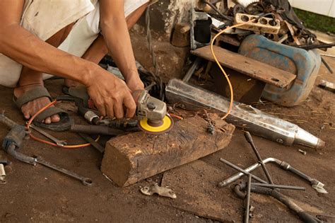 그라인더로 금속을 절단하는 용접기가 용접을 준비합니다 용접공에 대한 스톡 사진 및 기타 이미지 용접공 인도네시아 강철 Istock