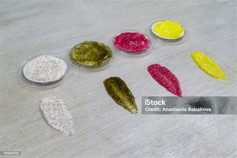 나무 배경에 매크로 얼룩 스크럽 얼굴 몸 피부 박리 샘플 스크럽 세트입니다 각질제거에 대한 스톡 사진 및 기타 이미지 각질제거 개체 그룹 과립 Istock