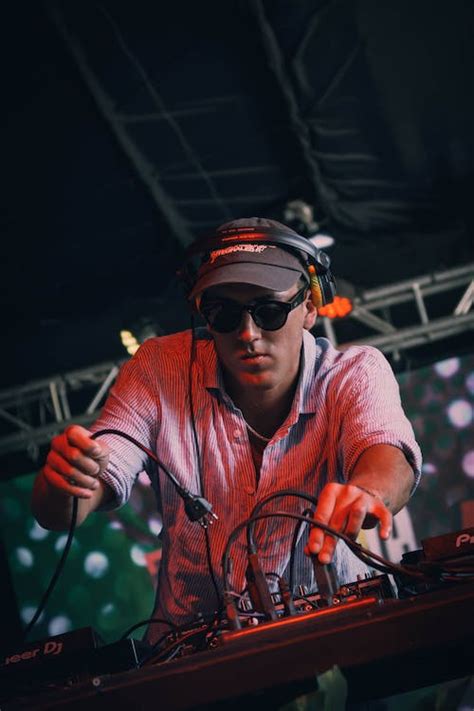 Dj 군중 그룹 기술 노트북 여름 일렉트로닉 뮤직 장비 재미 전자제품 축제 컴퓨터 콘솔 파티에 관한 무료 스톡 사진