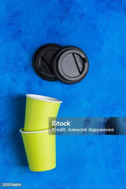 클래식한 파란색 배경에 검은 색 뚜껑이있는 두 개의 녹색 종이 재사용 가능한 커피 컵 0에 대한 스톡 사진 및 기타 이미지 0 0명 감소 Istock