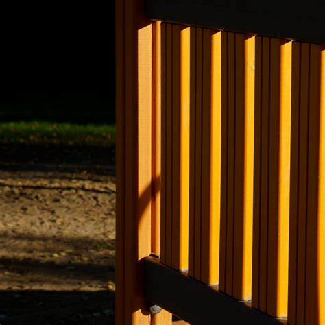 무료 이미지 목재 햇빛 선 빨간 색깔 노랑 조명 인테리어 디자인 운동장 블라인드 창 모양 나무 울타리 어린이들을위한 창 덮개 창문 처리 산의