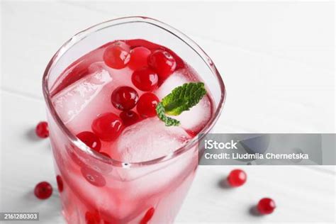 맛있는 크랜베리 주스와 얼음 조각 흰색 테이블에 유리 근접 촬영 텍스트를 위한 공간 0명에 대한 스톡 사진 및 기타 이미지 0명 각얼음 건강한 생활방식 Istock