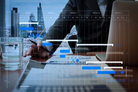 스마트폰 및 디지털 태블릿 및 그래프 비즈니스 다이어그램 및 배경에서 일 하는 사람 사무실 테이블에 비즈니스 문서 비즈니스에 대한 스톡 사진 및 기타 이미지 Istock