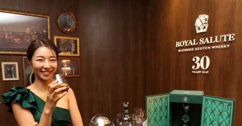 포토 로얄살루트 30년 스페셜 리추얼 키트 선보여