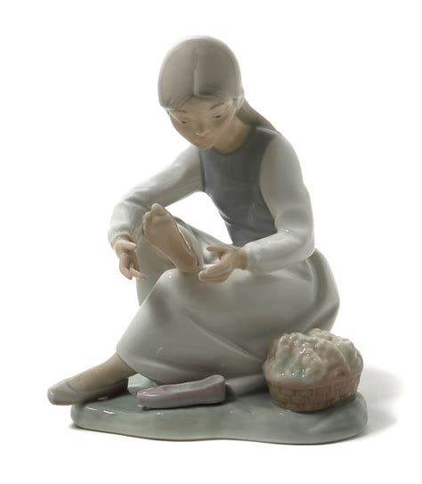 Фарфоровая фигура Сидящая девушка с корзиной Испания Nao купить по выгодной цене в